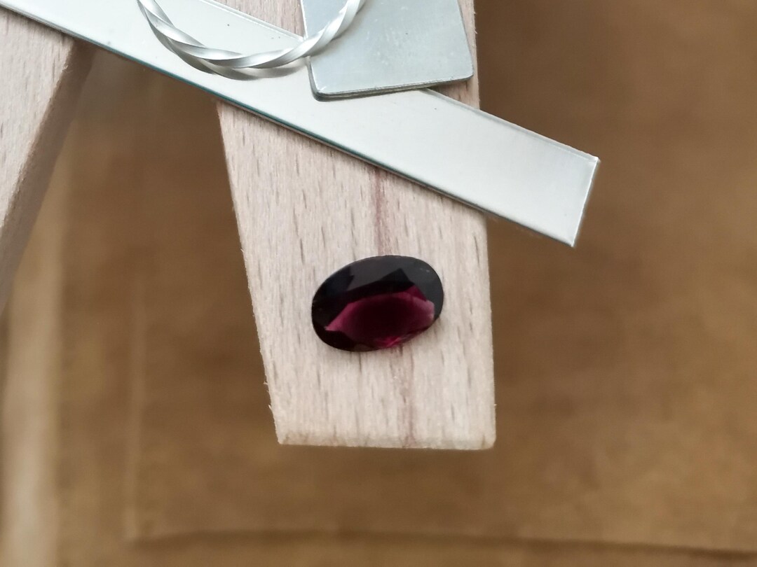 2.05ct Violetish Red Garnet Gemstone - 10mm by 7mm Loose Faceted Oval ...