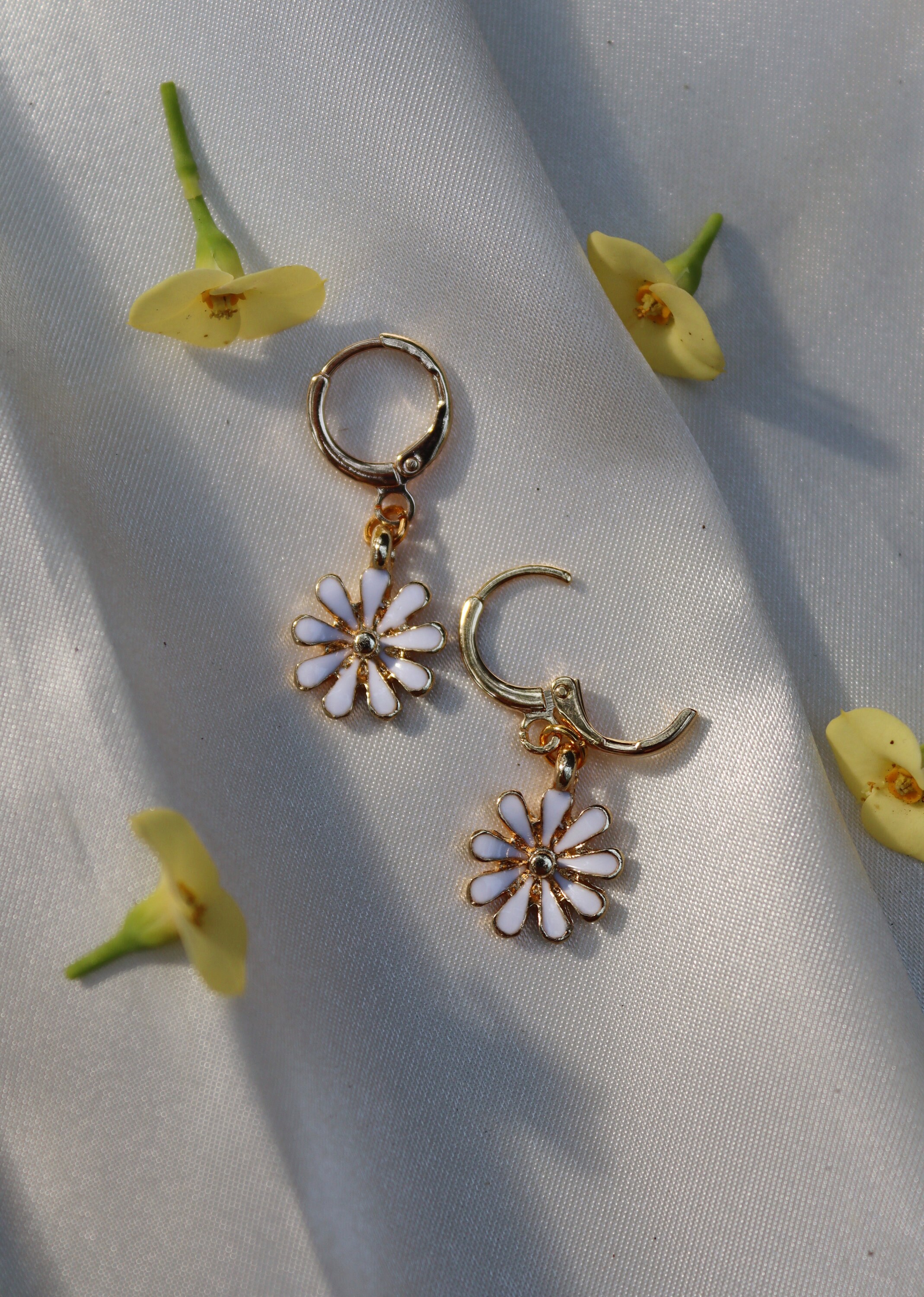 Belly Conklin's White Daisy Hoop Earrings From 'the Summer I Turned ...