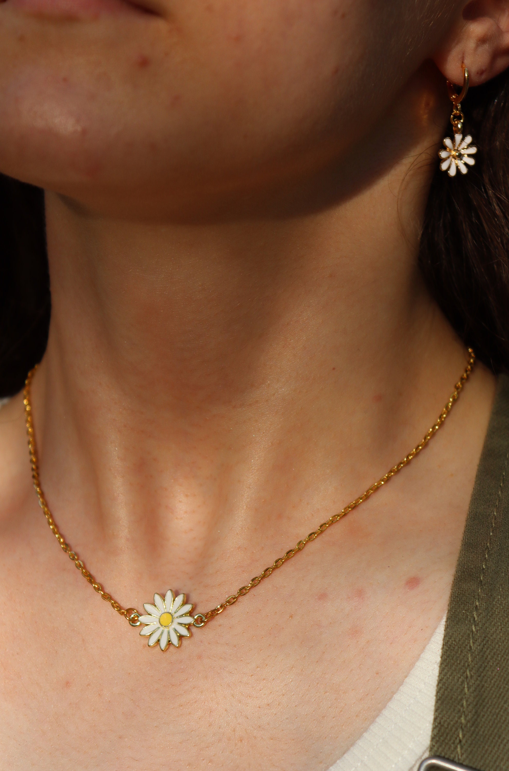 Belly Conklin's White Daisy Hoop Earrings From 'the Summer I Turned ...