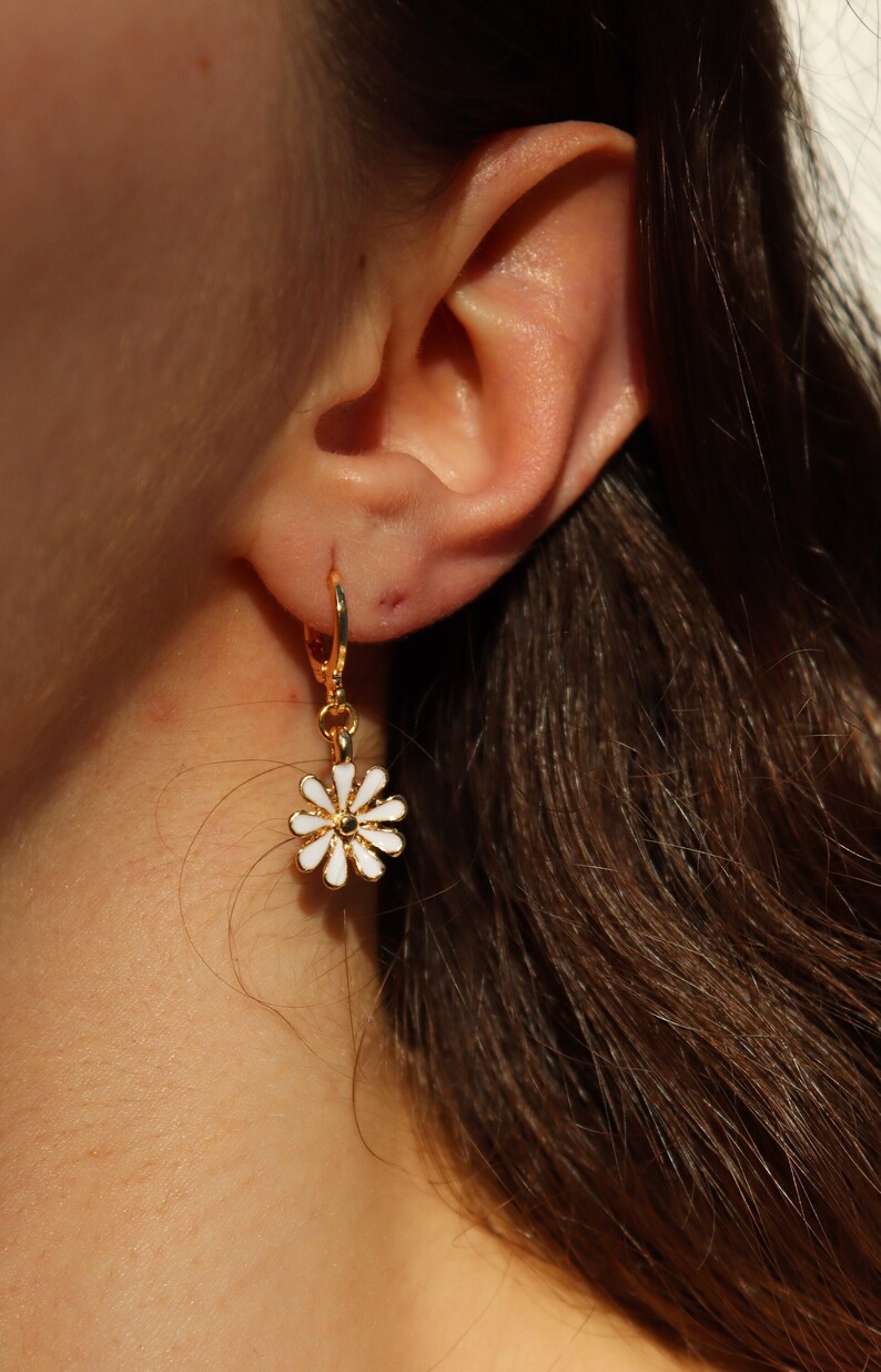 Belly Conklin's White Daisy Hoop Earrings From 'the Summer I Turned Pretty Season Two' Belly's ...