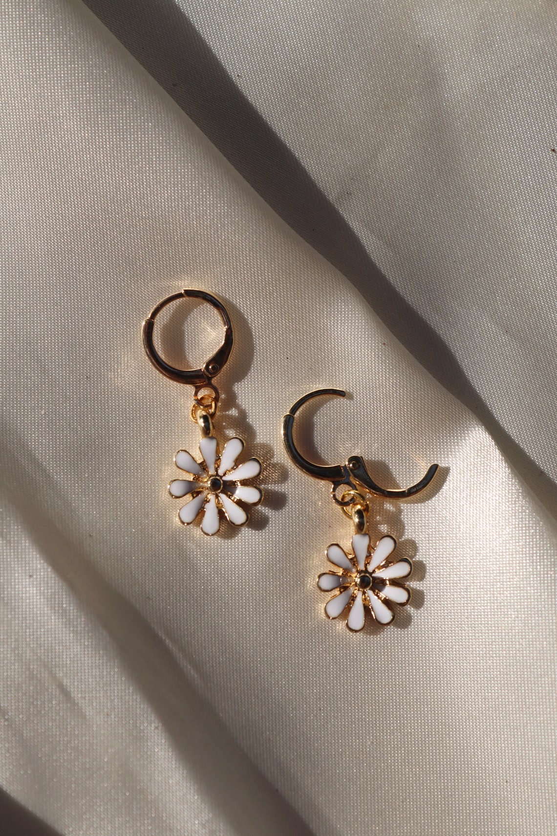 Belly Conklin's White Daisy Hoop Earrings From 'the Summer I Turned Pretty Season Two' Belly's ...