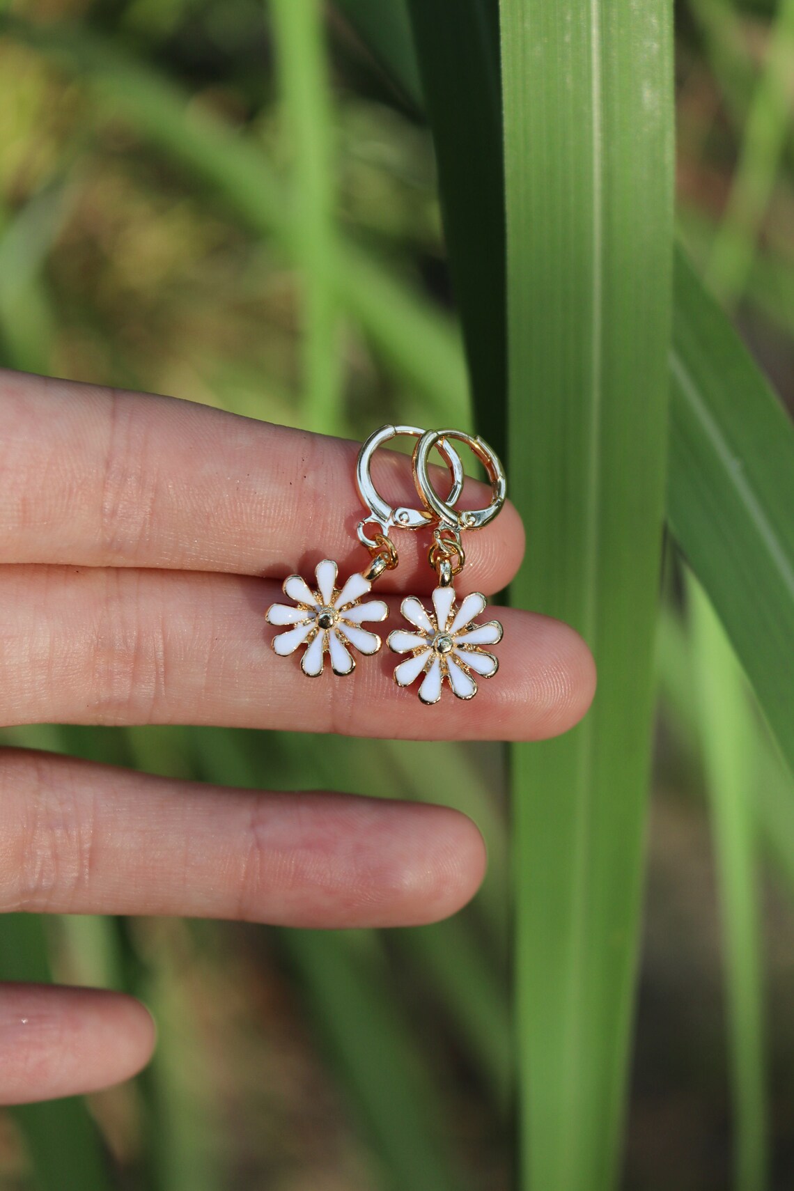 Belly Conklin's White Daisy Hoop Earrings From 'the Summer I Turned Pretty Season Two' Belly's ...