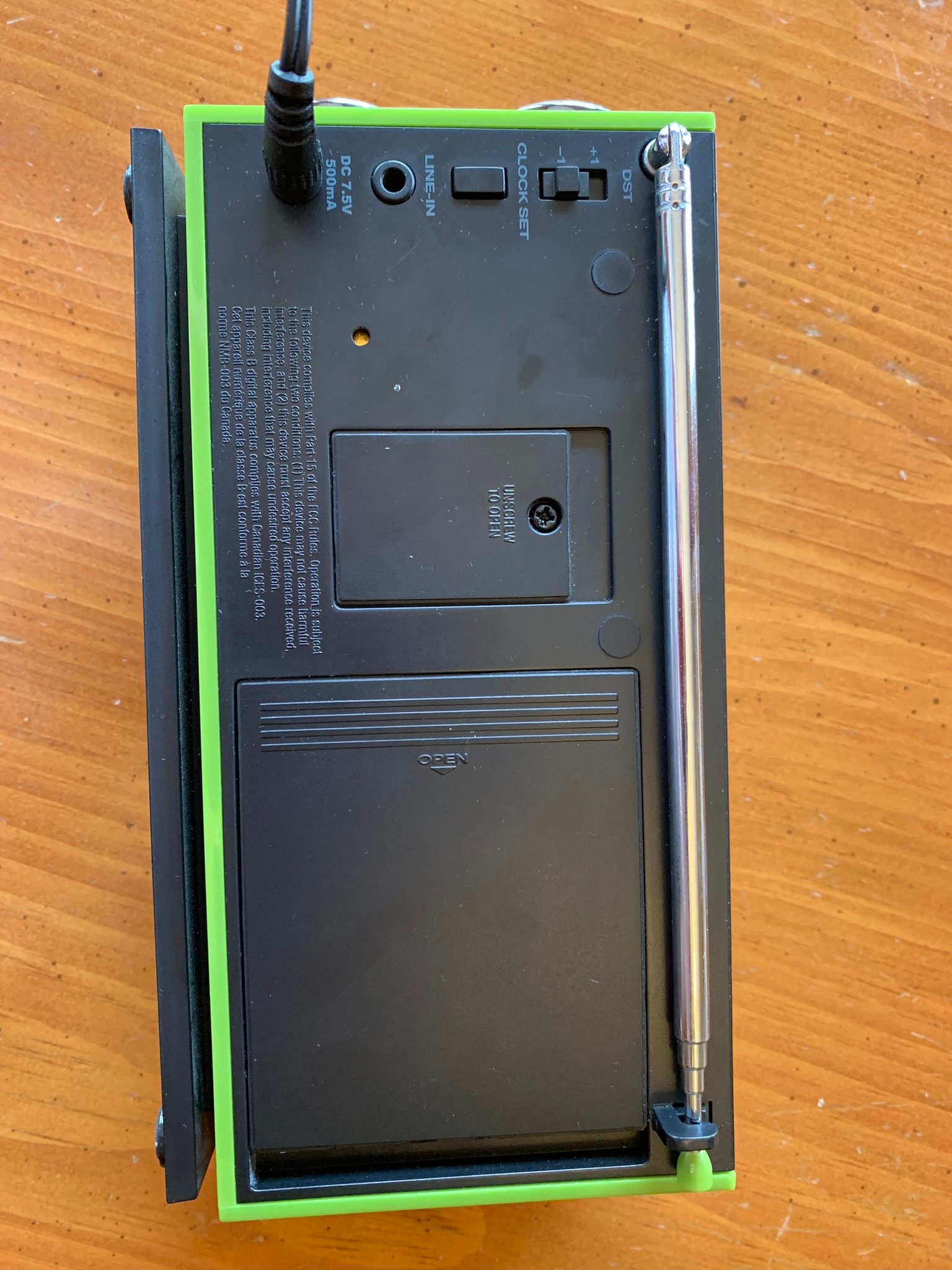 Realtone - AM/FM, Clock Radio Green Backlight - Model RT212-B-A ...