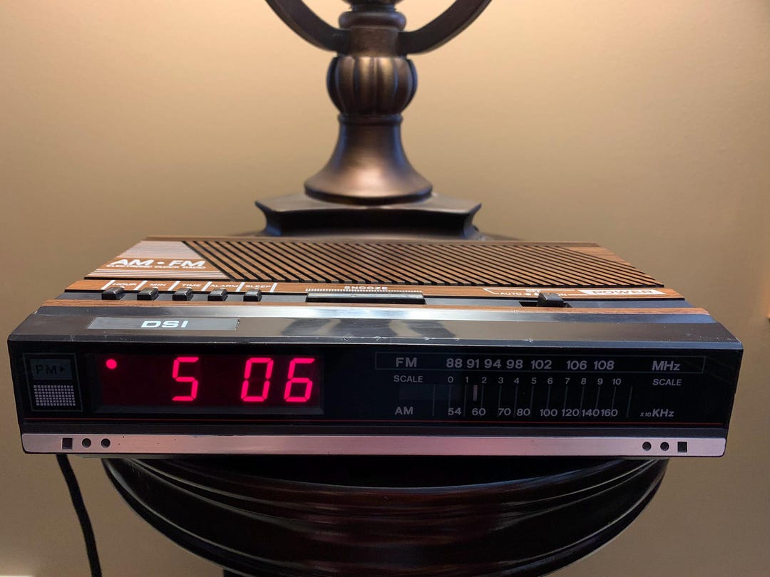 DSI - Wood-grain AM/FM Alarm Clock, Model No. 65995 (radio, Works ...