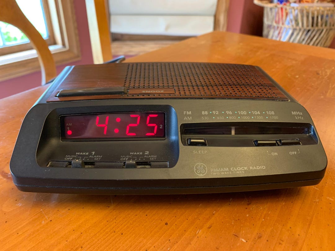 GE - AM/FM - Clock Radio Wood-grain - Model No. 7-4621A - (used ...