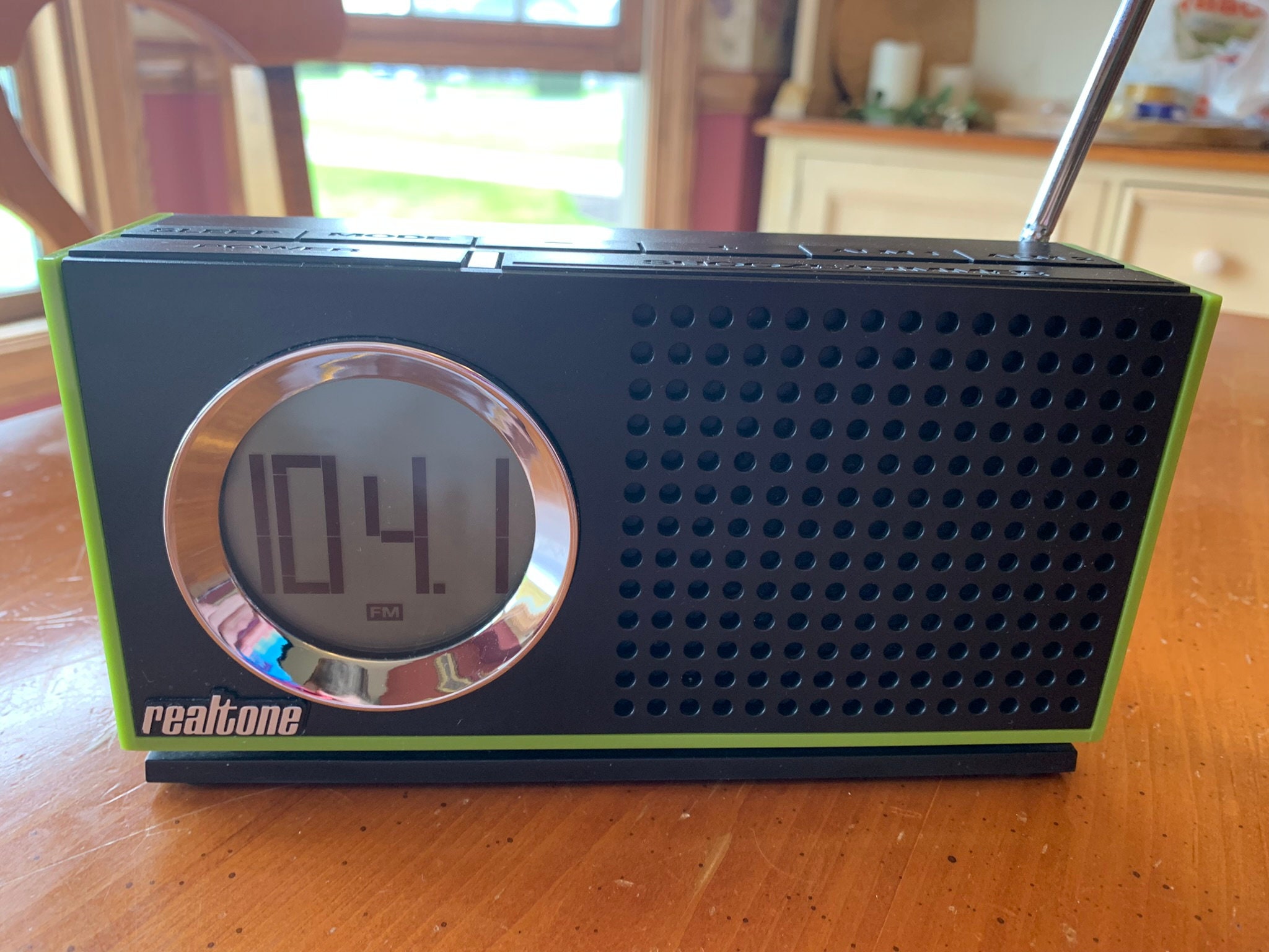Realtone - AM/FM, Clock Radio Green Backlight - Model RT212-B-A ...