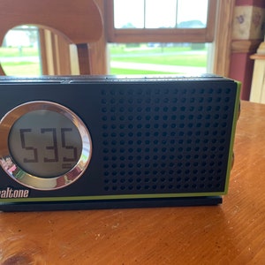Realtone - AM/FM, Clock Radio Green Backlight - Model RT212-B-A ...