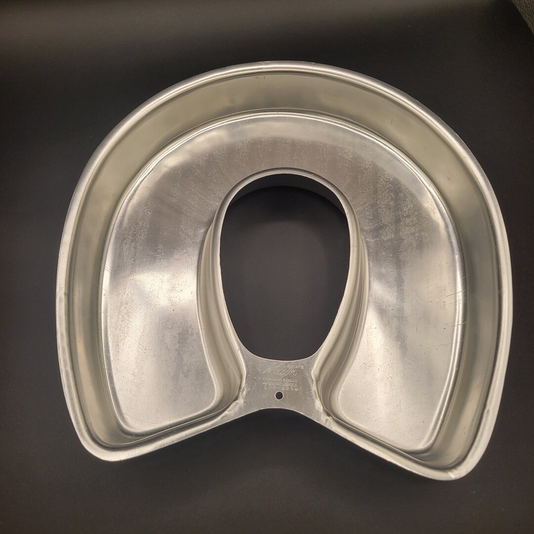 1972 Horse Shoe Cake Pan - Etsy