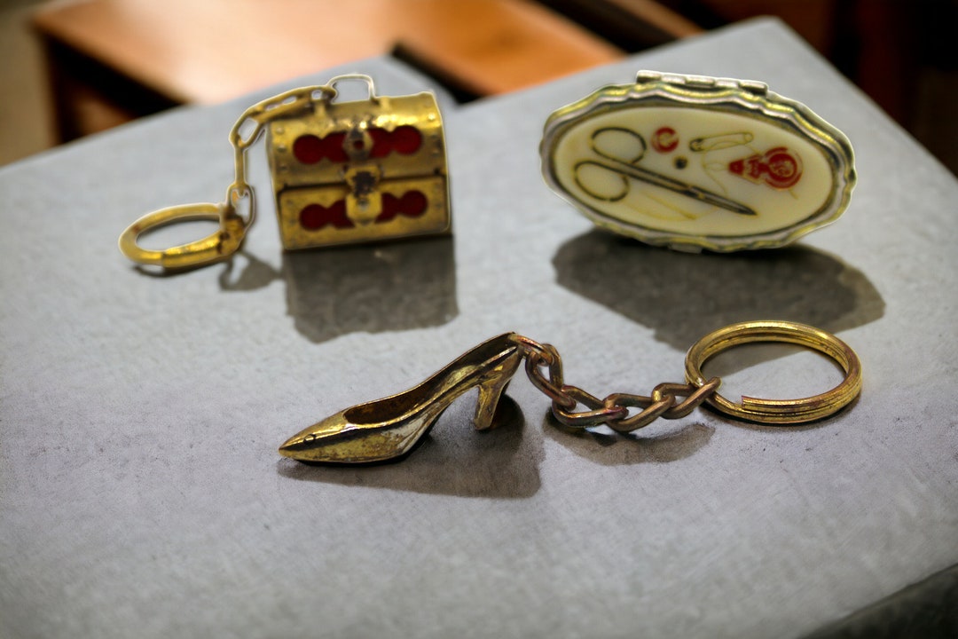 3 Pieces Vintage Miniature Box and Keychain, Old Keychain in Shoe Shape ...