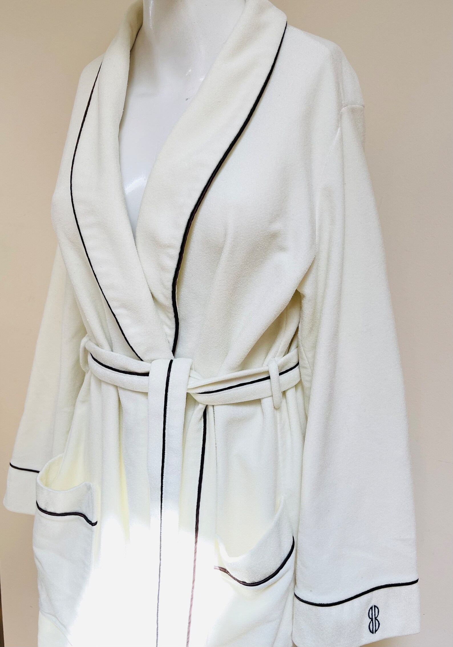 70s Bill Blass Deadstock Spa Bathrobe White With Black Accents Floor ...