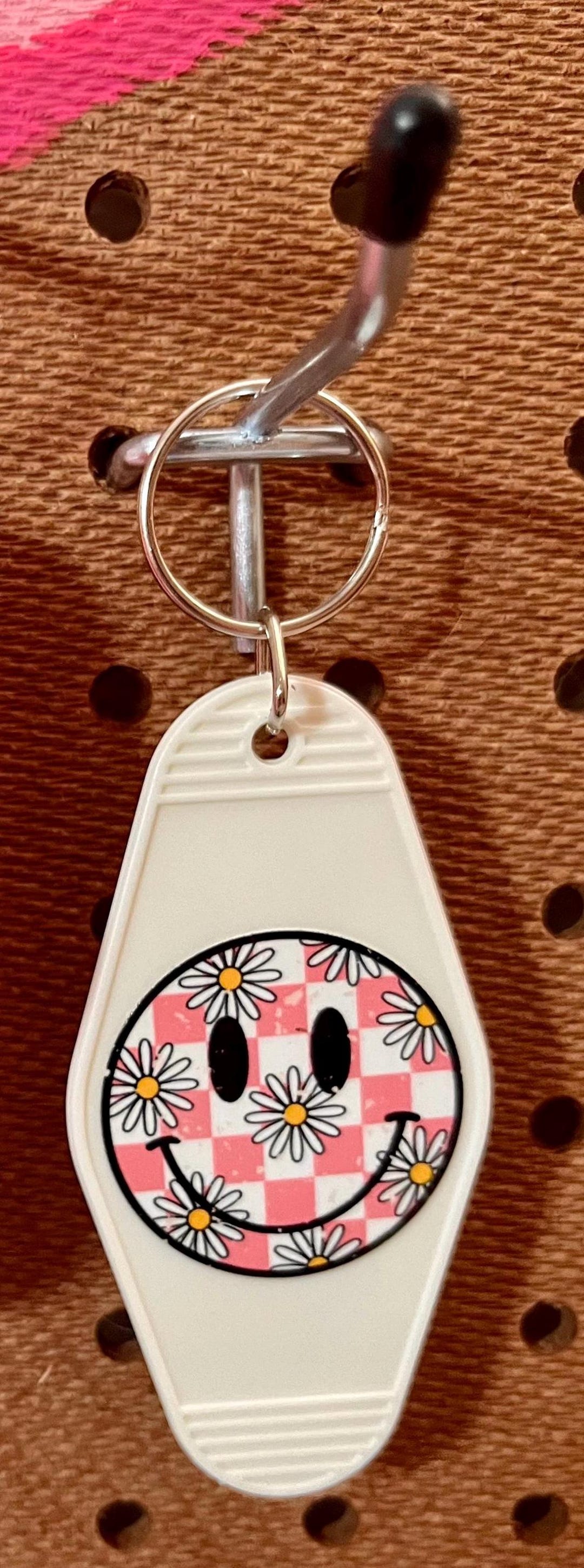 Retro Motel Keychain: Happy Face Flower, Trendy Purse/backpack Tag - Etsy