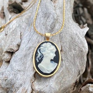 Vintage Black and White Cameo Pendant - Etsy