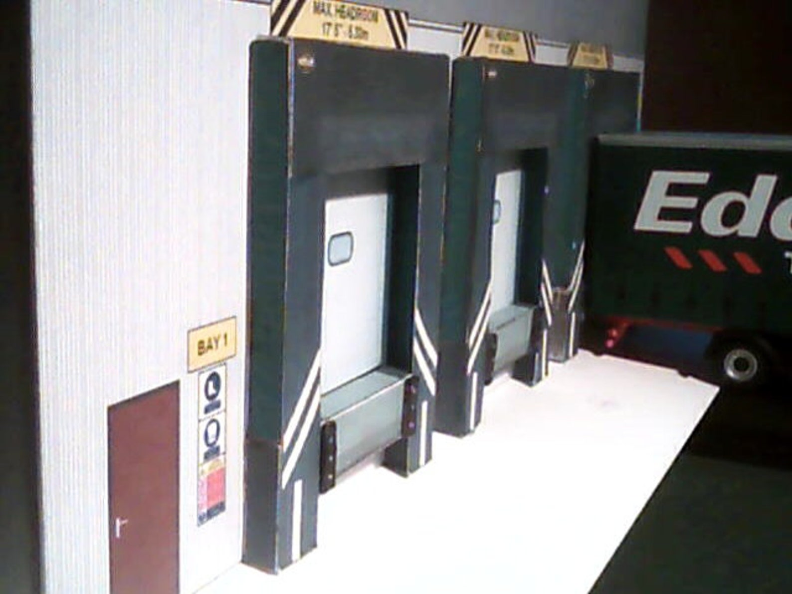 OO Gauge 1:76 Large Modern Engine Shed/factory With 3 Loading Bays - Etsy