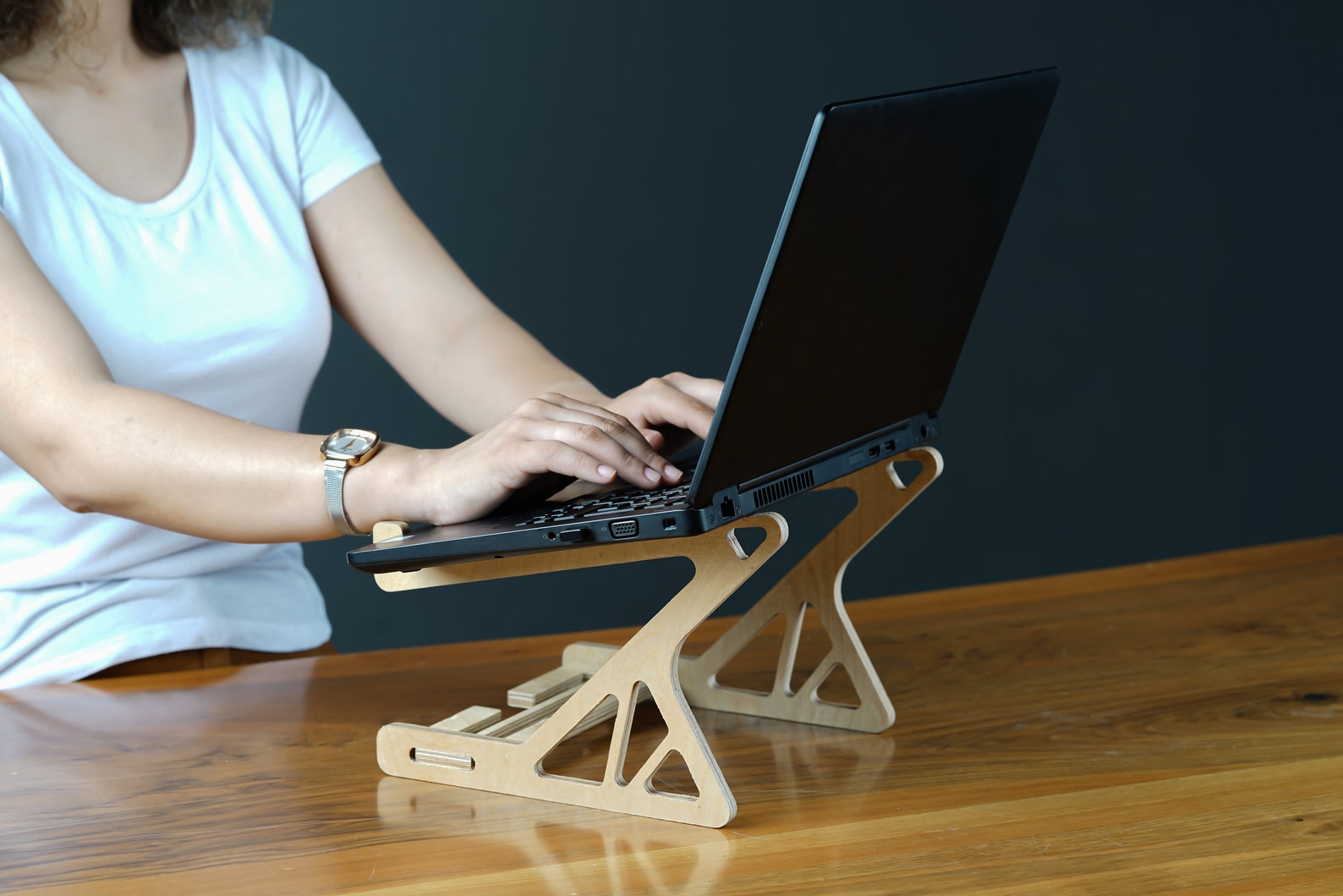 Mississippi Natural Wood Vertical Laptop Stand, Docking Station MacBook ...