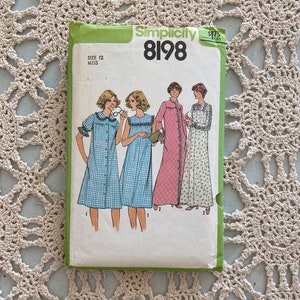 Simplicity Pattern 8198 (1977) Misses' Nightgown and Robe in Two ...