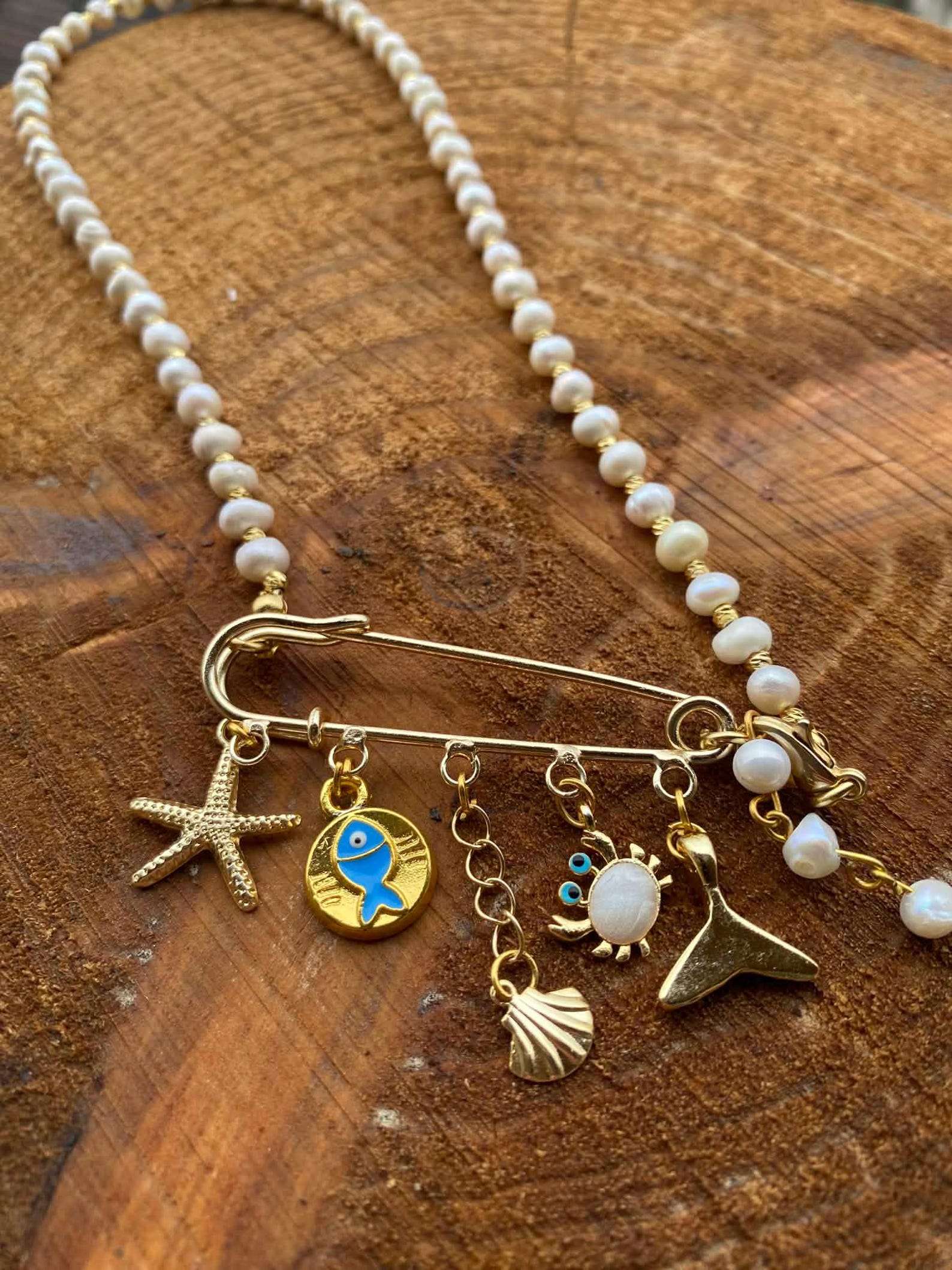 Colar com pingente de pérola e concha, broche dourado, joia praiana ...