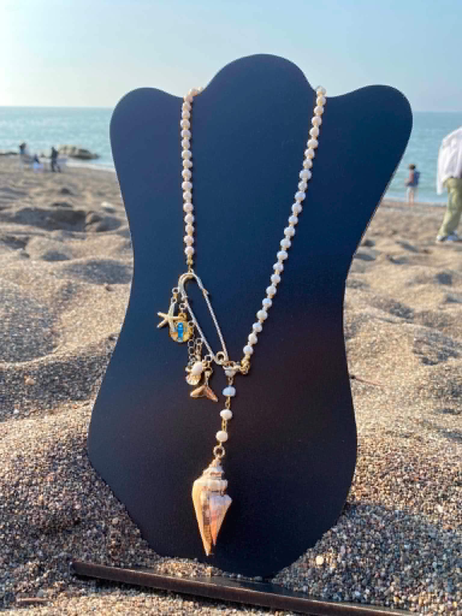Colar com pingente de pérola e concha, broche dourado, joia praiana ...