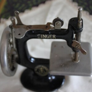 SINGER Antique Model 20 Original Miniature Sewing Machine CIRCA 1930s ...