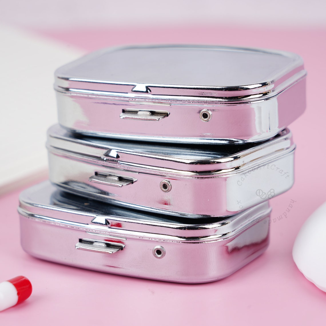 Cute Bee Pill Container, Portable Daily Pill Box, Round Metal Medicine ...