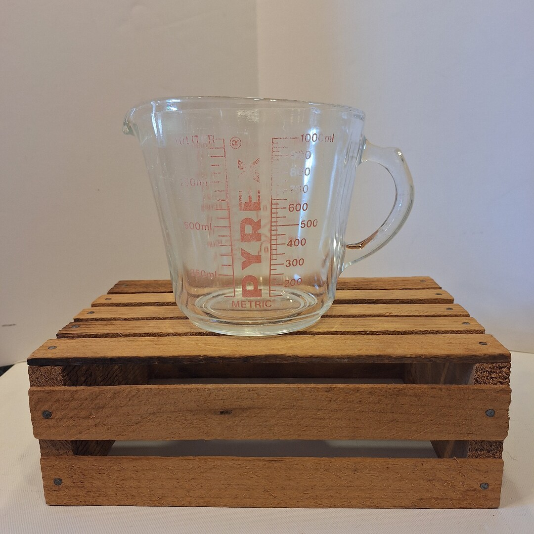 Vintage 1970s -- Pyrex -- D-handled -- 4 Cup Measuring Cup -- Red Font ...