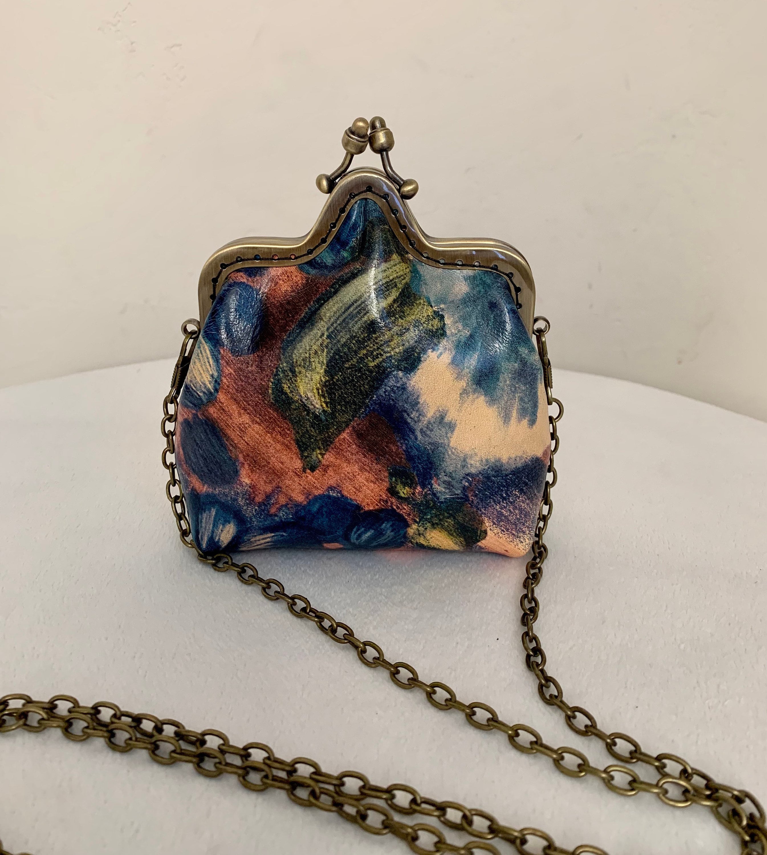 Chic Handsewn Genuine Leather Floral Print Castle Shaped Kisslock Coin ...