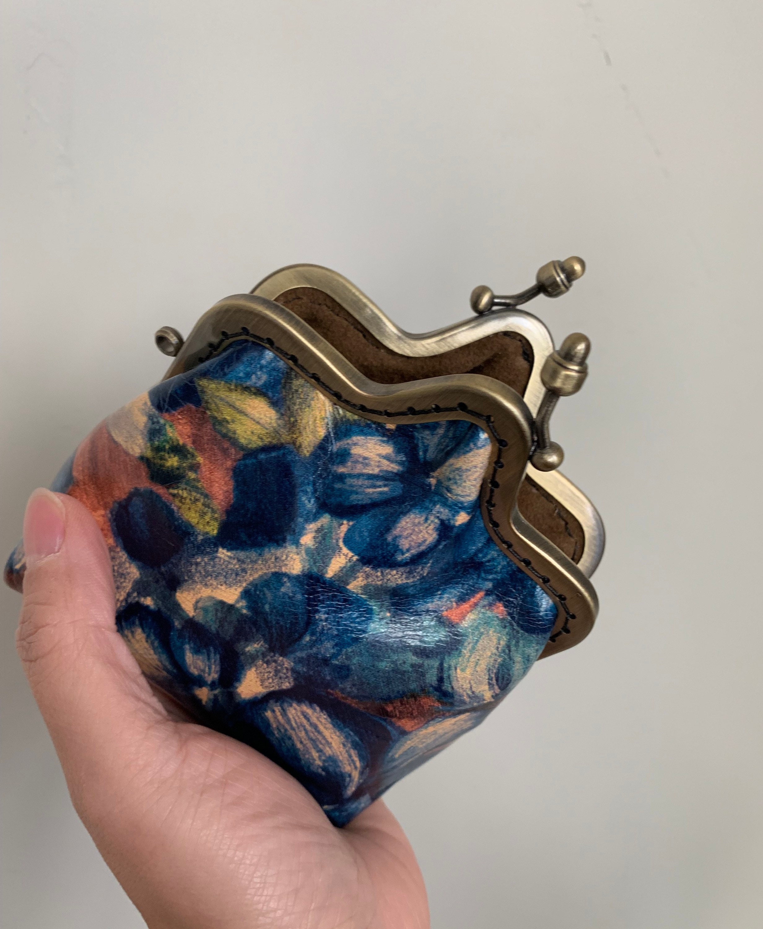 Chic Handsewn Genuine Leather Floral Print Castle Shaped Kisslock Coin ...