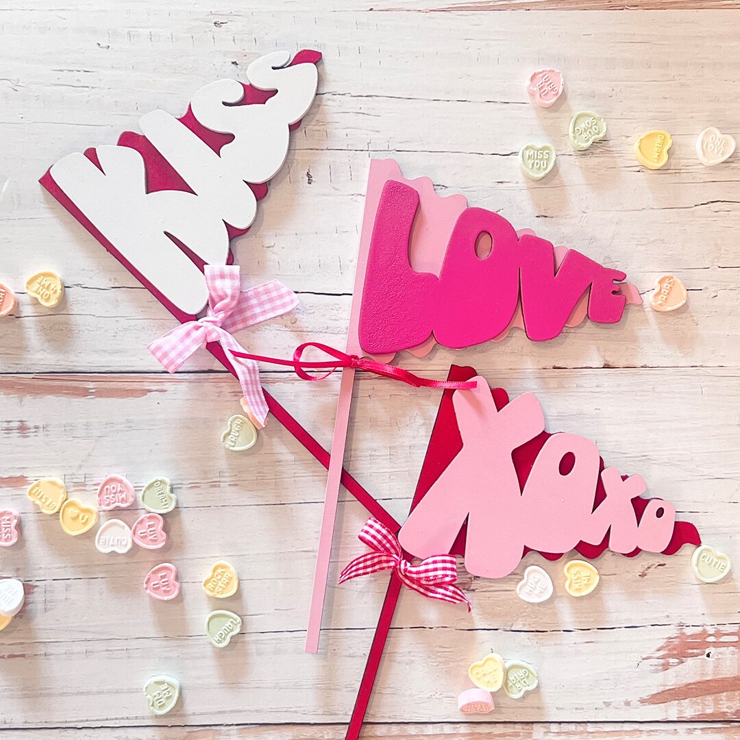 Valentine's Day Pennant Flags Retro Bubble Letters Vintage 70s Decor ...