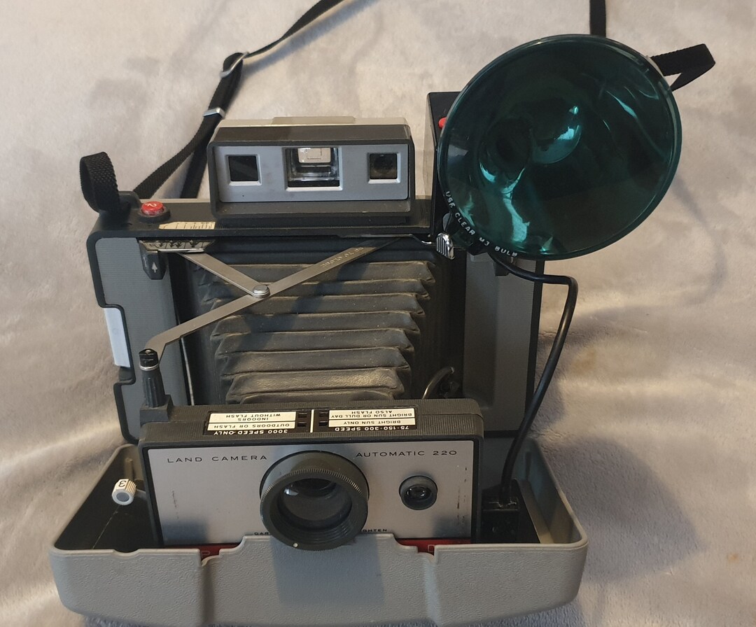 Vintage 1960s Polaroid Automatic 220 Folding Land Camera With Flash and ...