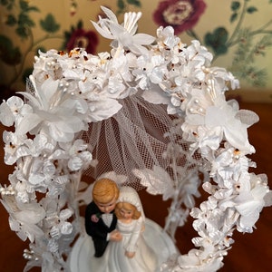 Vintage Martha's Large Porcelain Blonde Bride and Groom Wedding Cake ...