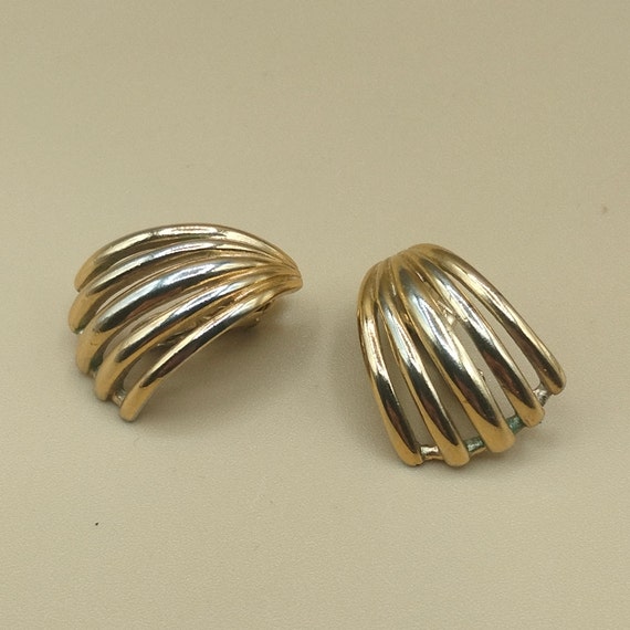 Trifari gold tone seashell design clip on earrings - Gem