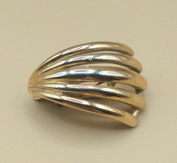 Trifari gold tone seashell design clip on earrings - Gem