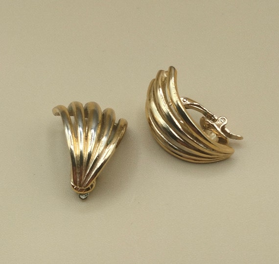 Trifari gold tone seashell design clip on earrings - Gem