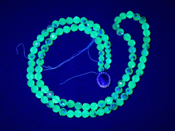 Vaseline Glass Necklace, Vintage Iridescent Green Ura… - Gem