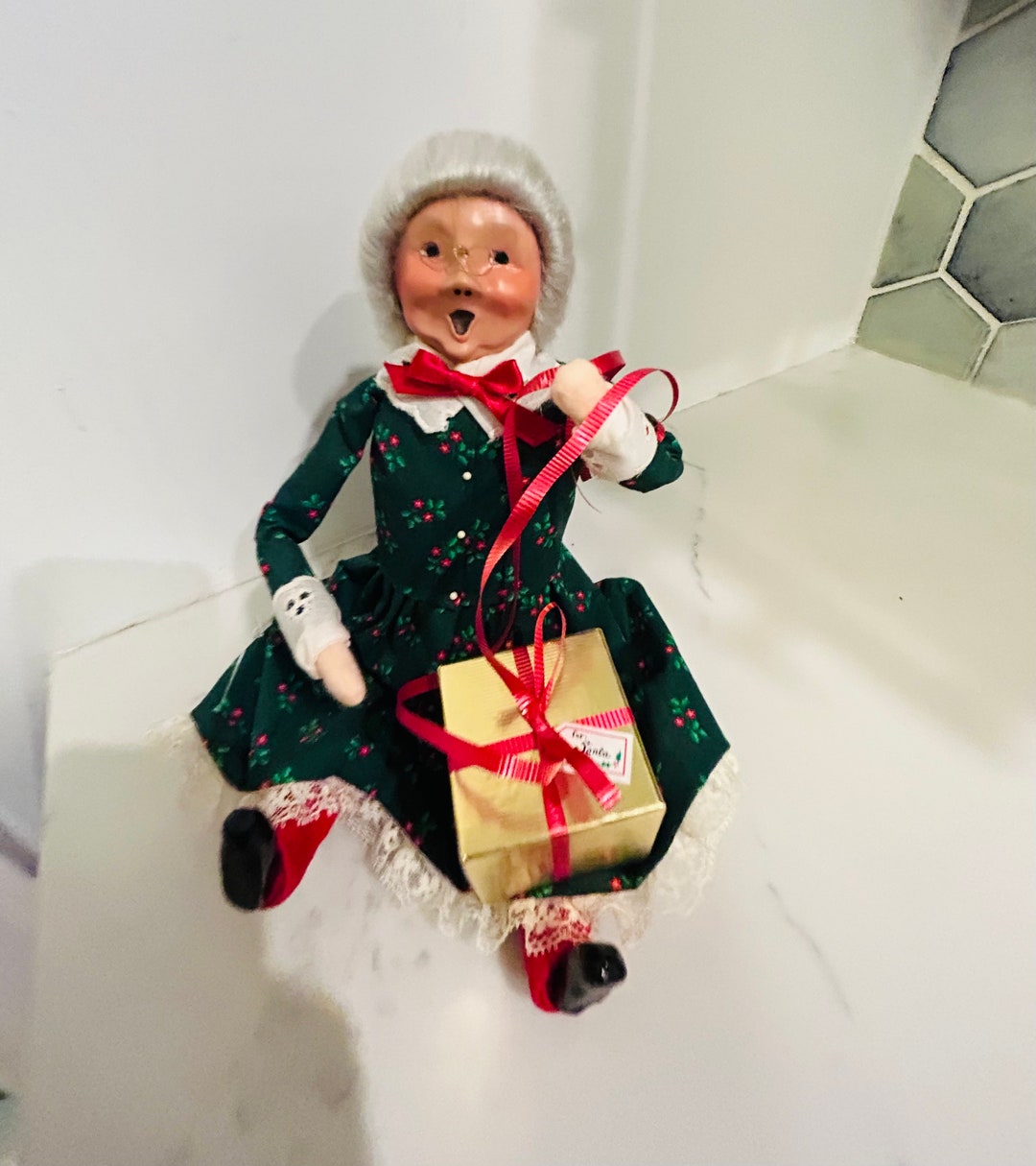 BYERS CHOICE Sitting Mrs. Claus on Bench With Present 11.75” the ...