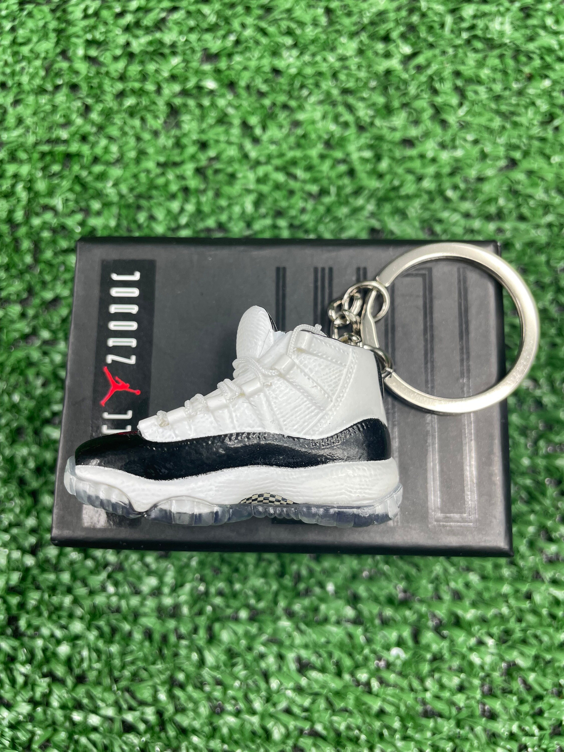 Sneaker Keychain 3D Retro White Black 11 Mini Shoe Retro OG Keyring ...
