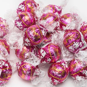 Lindt Raspberries & Cream Milk Chocolate, Lindt Chocolate Gifts, Lindt ...