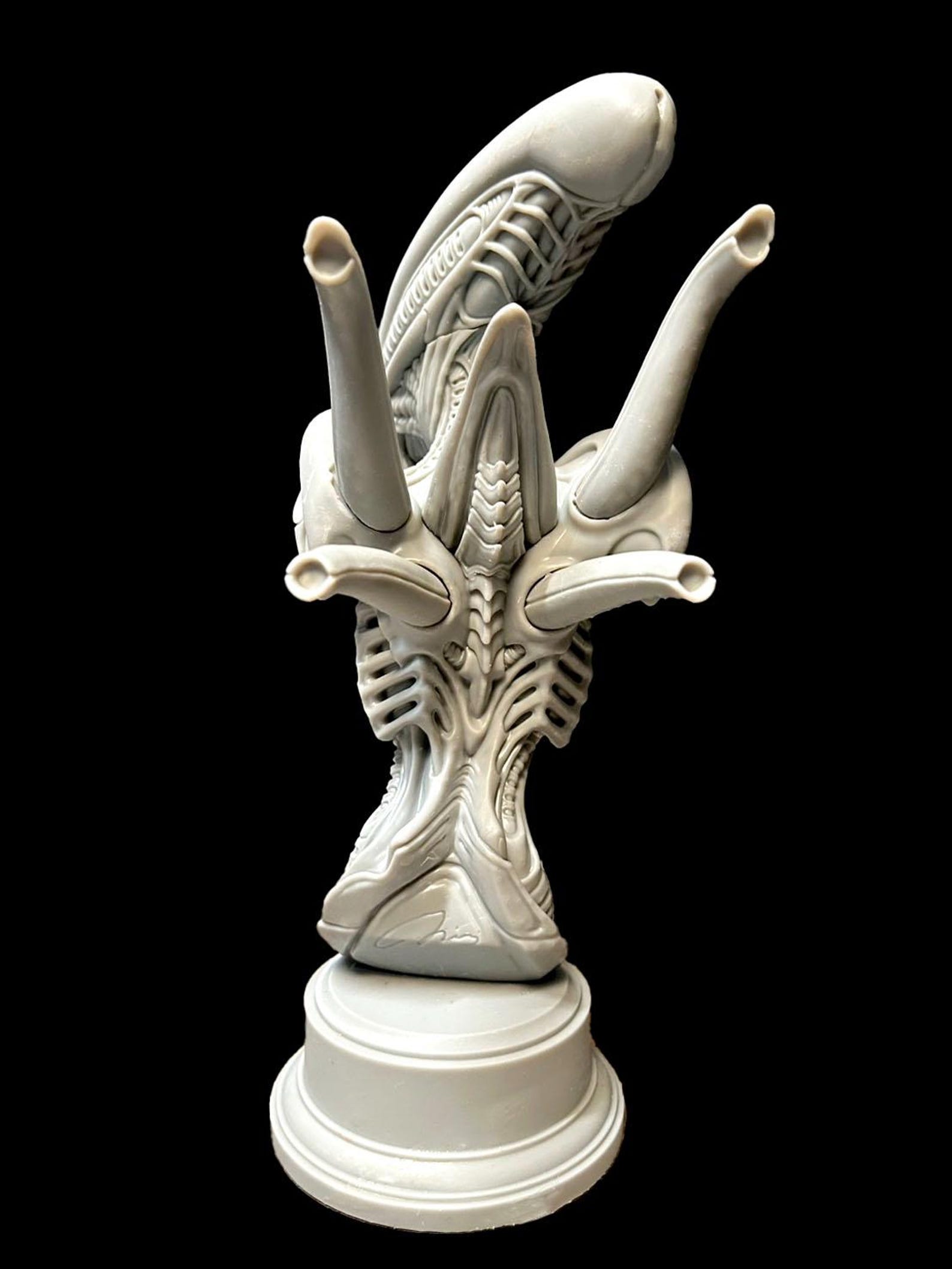 Xenomorph Gray Color,a Silent Predator in Sculptural Form , Amazing ...