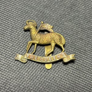 WWII THE QUEENS , Royal West Surrey Infantry Regiment Cap Badge ...
