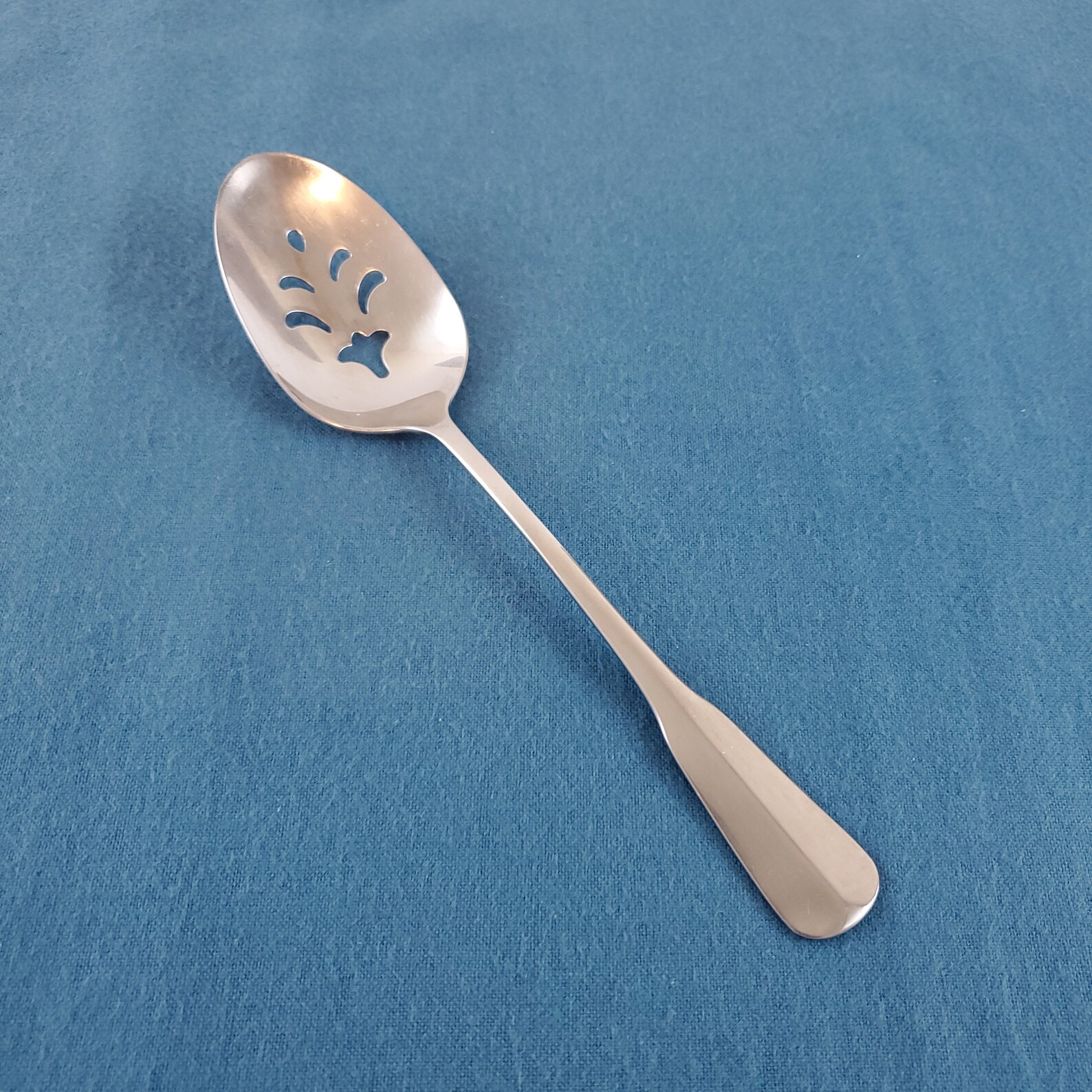 Oneida COLONIAL ARTISTRY Satin Stainless Serving Pieces Serving Spoons ...