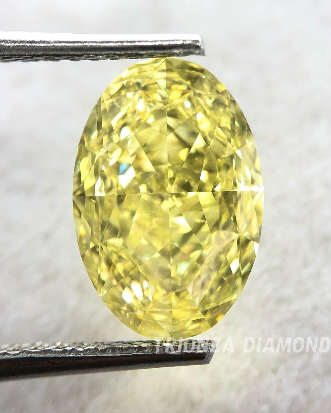 Oval Shaped Yellow Diamond, 1.50 CT Fancy Intense Yellow Clarity VS2 ...