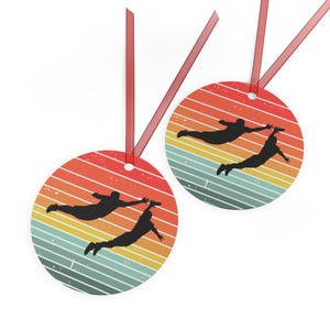 Ultimate Frisbee Round Metal Ornament, Flying Disc Decor, Sports Fan ...