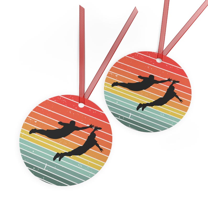Ultimate Frisbee Round Metal Ornament, Flying Disc Decor, Sports Fan ...