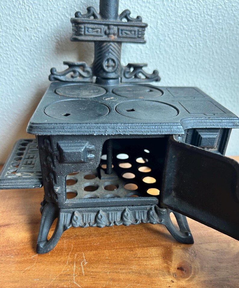 Vintage Miniature Cast Iron Stove, Salesman Model, Dollhouse Furniture ...