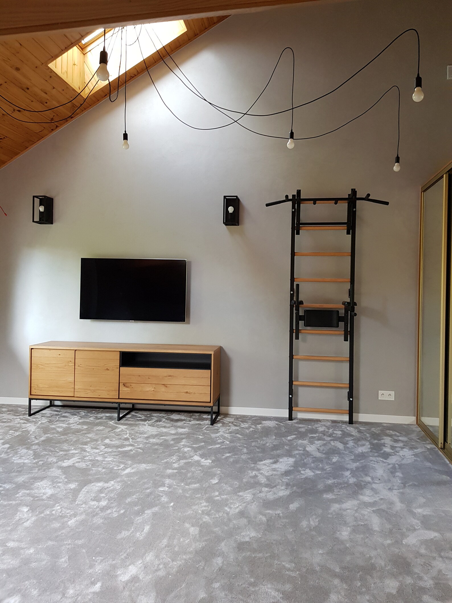 Benchk Wall Bars With a Convertible Steel 6-grip Pull-up Bar Used as a ...