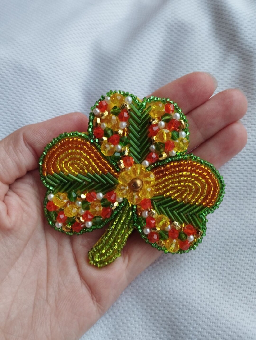 Broche en forme de trèfle enchanté - Fabriquée à la main avec des ...