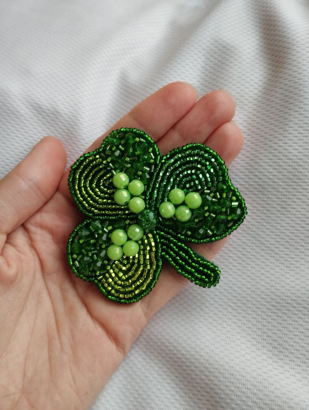 Broche en trèfle émeraude - Design élégant et fait main - Etsy France