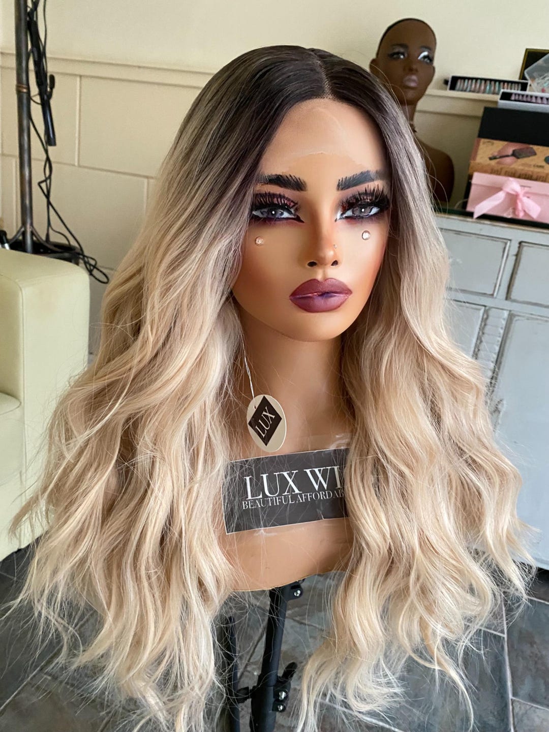 Sandra. Peruca de renda frontal loira clara. Cabelo loiro ondulado ...