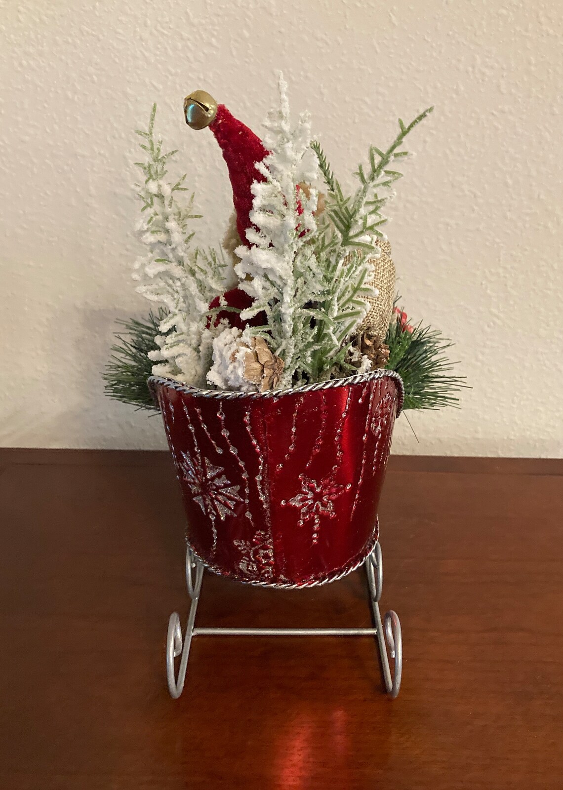 Festive Red and Silver Snowflake Sleigh With Traditional Santa on Board ...