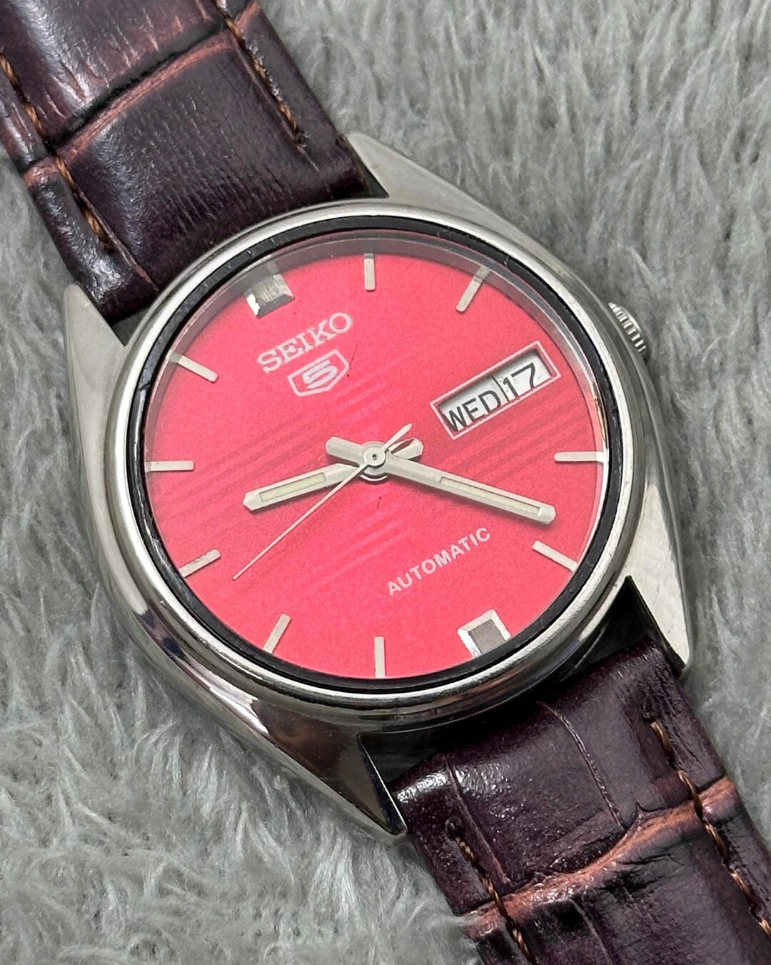 Vintage Seiko 5 Automatic Red Dial With Silver Case Day/date Caliber No ...
