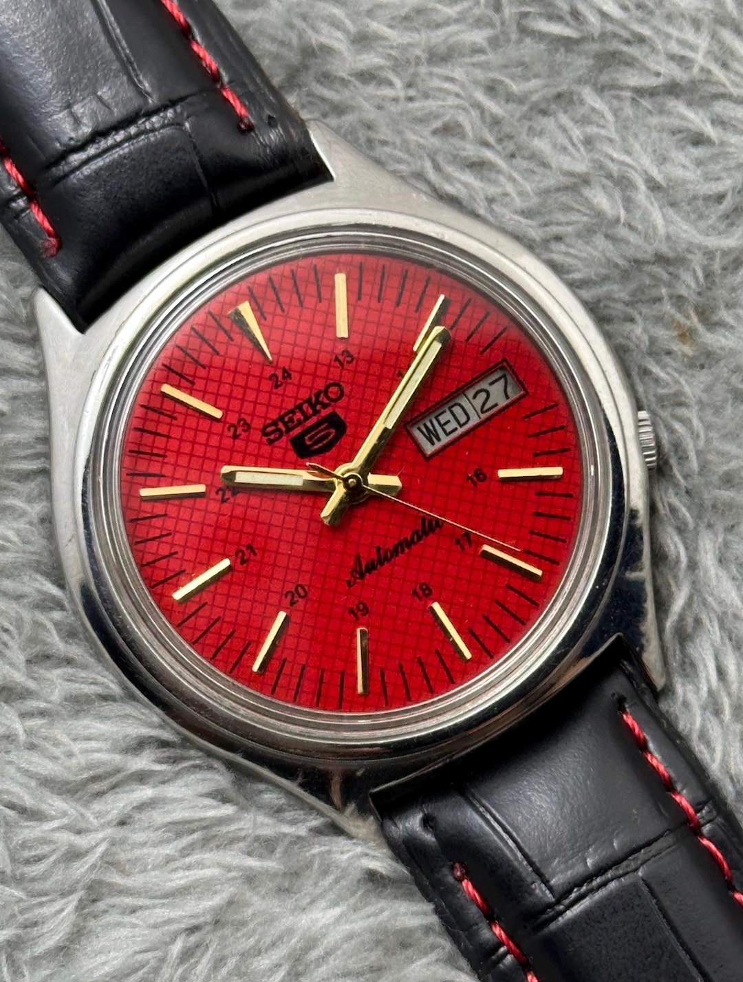 Vintage Seiko 5 Automatic Red Dial With Silver Case Day/date Caliber No ...